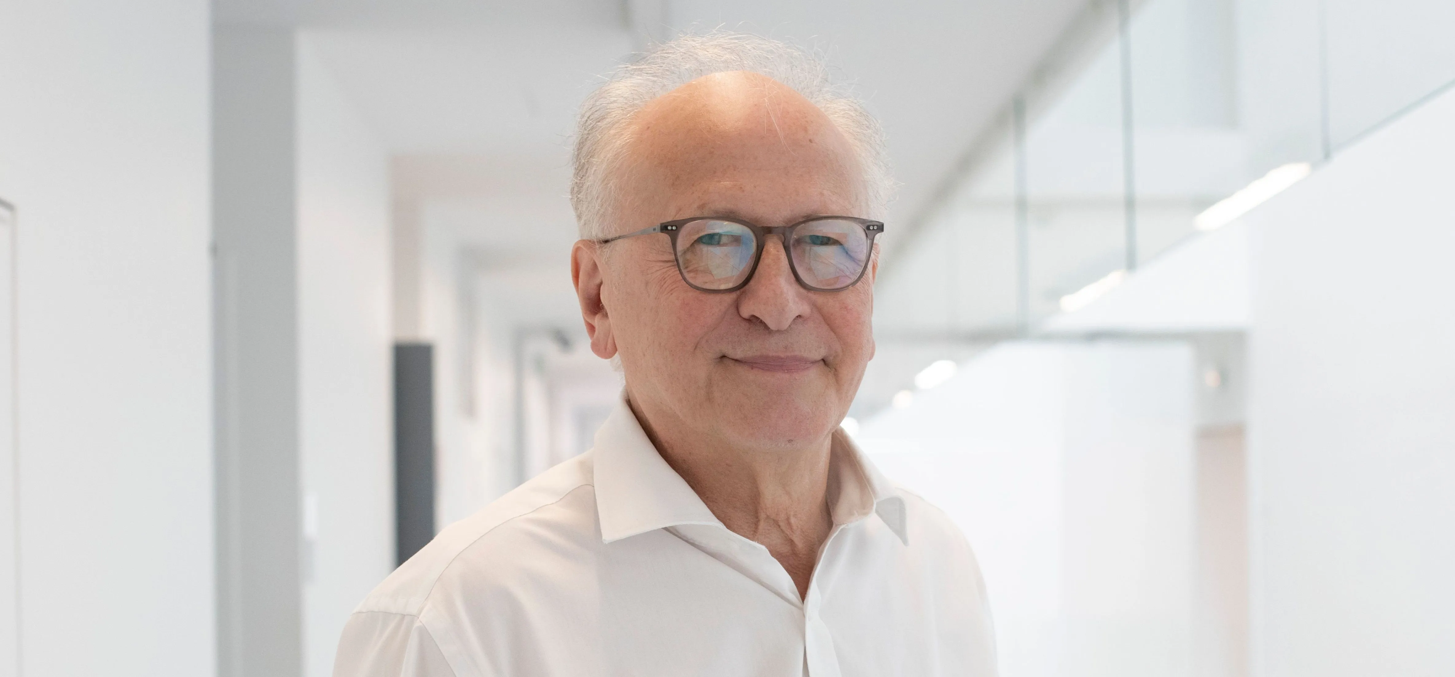 Portrait du professeur Alain Fischer, lauréat 2024 du Prix Jean Bernard ...